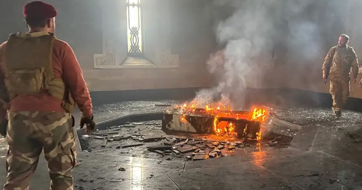 Rebels set fire to Assad's father's tomb