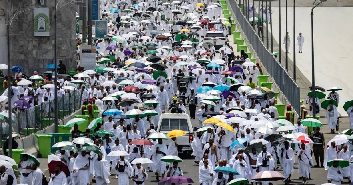 Saudi Arabia urges pilgrims to use umbrellas